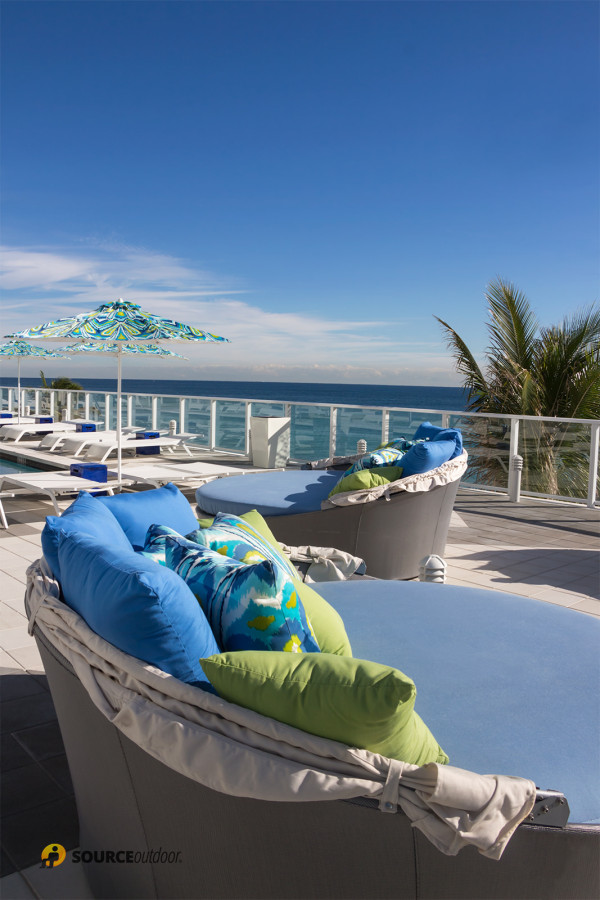 Outdoor Daybed Modern Water Feature