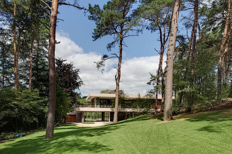 Dynamic Indoor-Outdoor Interplay Defines This Stunning Dutch Villa ...