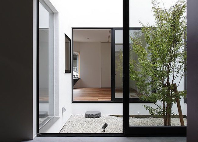 16 Minimal Courtyards with Just a Hint of Nature | Decoist