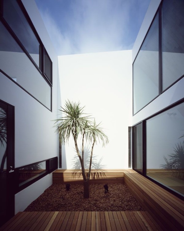 16 Minimal Courtyards with Just a Hint of Nature | Decoist