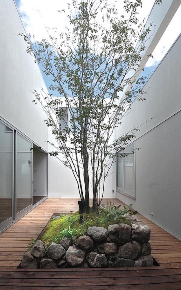 16 Minimal Courtyards with Just a Hint of Nature | Decoist