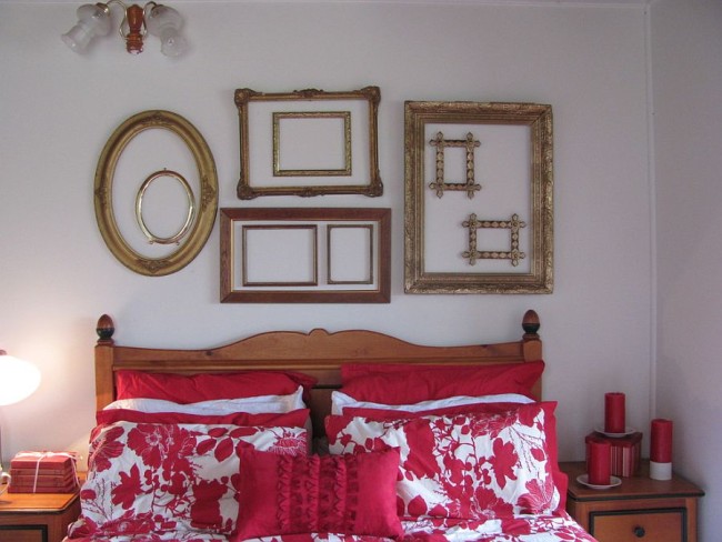 Hot Trend: 30 Creative Ways to Decorate with Empty Frames | Decoist