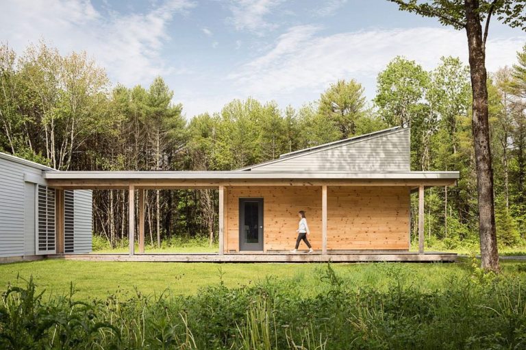 Solar-Powered Zero-Energy Home Surrounded by a Pine Forest | Decoist