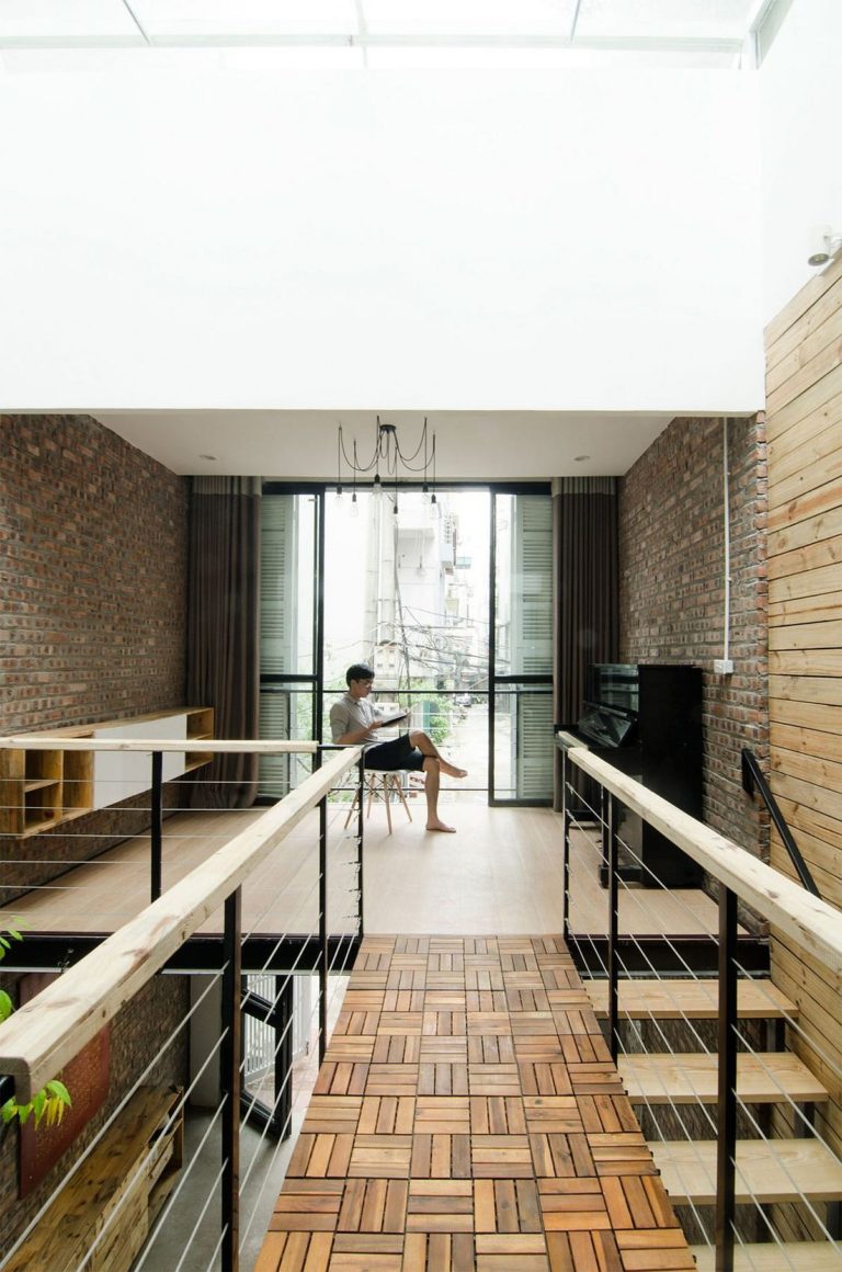 Small Home Maximizes Space and Ventilation Using a Cool Atrium | Decoist