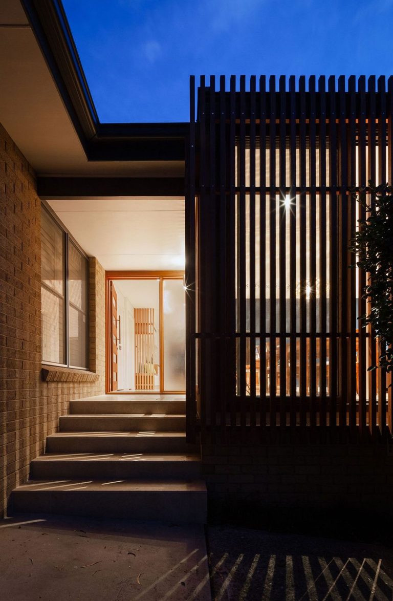 Slated Timber Screen and a Light-Filled Interior Transform 1960s Sydney ...
