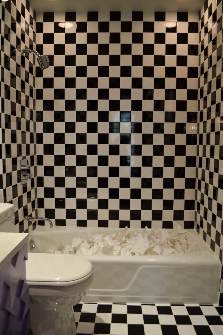 30 Vintage and Grandiose Checkered Bathrooms | Decoist