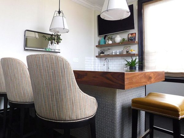 Colorfully Classy: Custom Bar and Kitchen Complete a Cozy Chicago ...