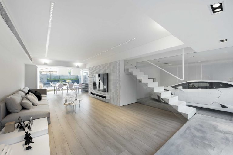 This Dream Urban House in Hong Kong has a Glorious Transparent Garage ...