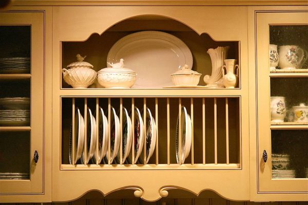 Bringing Back a Classic: 25 Trendy Ways to Add a Plate Rack | Decoist