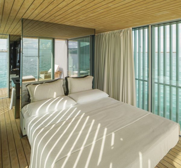 Expanding Horizons: Stunning Sustainable Floating Lodge for Two | Decoist