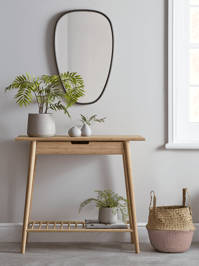 Tips for Decorating a Console Table in an Entryway - Decorizer