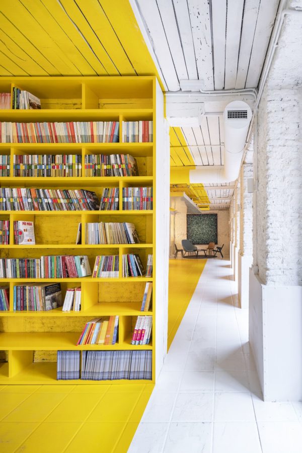 Amazing Use of Yellow for Office Interior: Meeting Space in Madrid ...