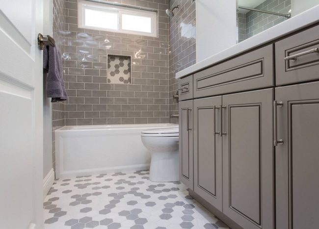 Small Gray Bathroom Ideas: A Balance Between Style and Space-Conscious ...