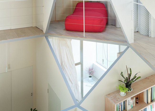 Geometric Masterpiece: Hexagonal Atrium Enlivens Modern Home with 12 ...