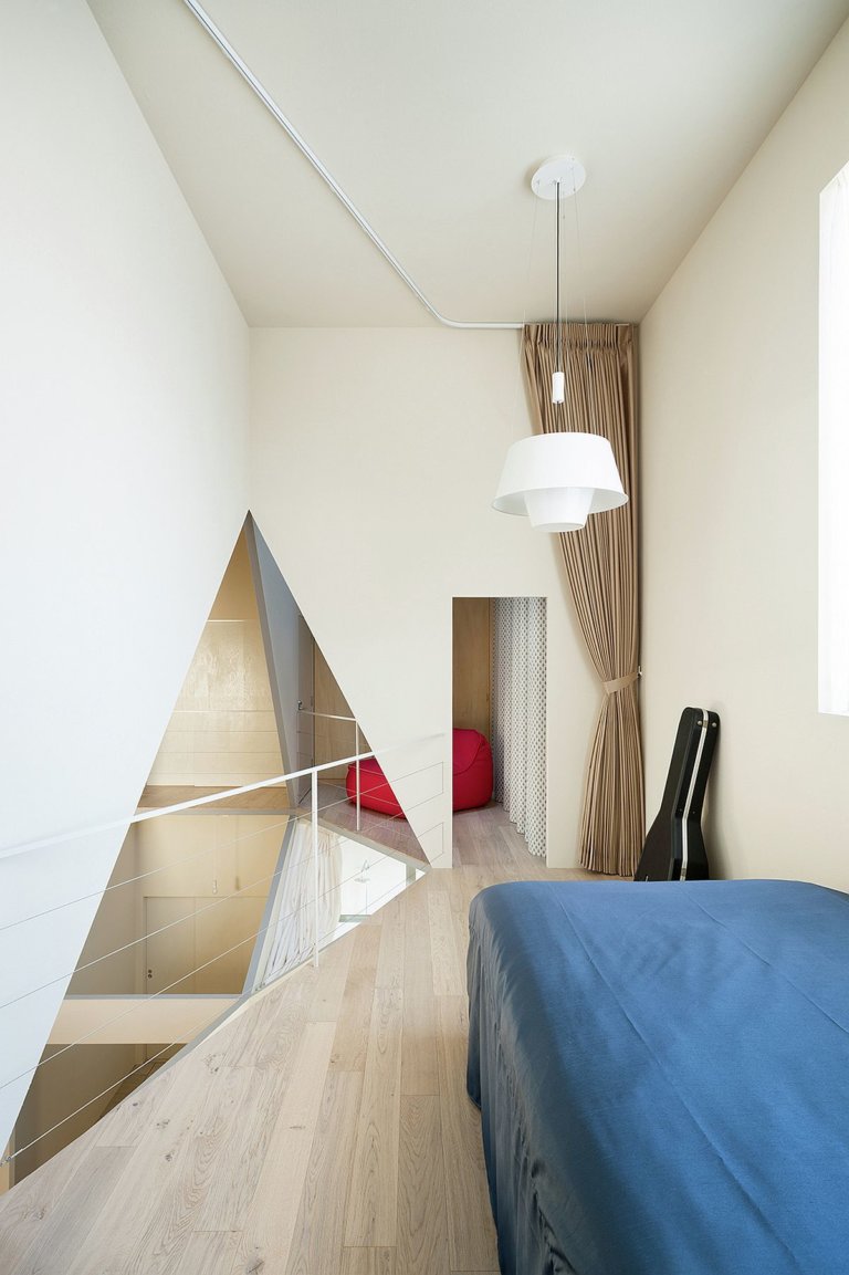 Geometric Masterpiece: Hexagonal Atrium Enlivens Modern Home with 12 ...