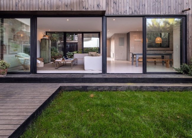Breezy Open Design: House with Two Patios Overlooks the Pacific ...