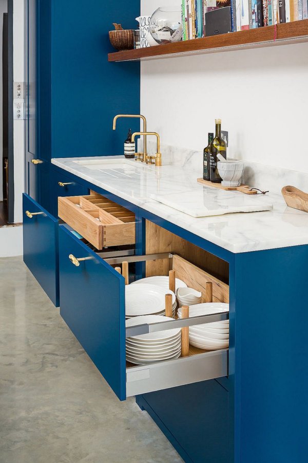 Classy Sapphire Kitchen: Navy Blue and Brass Revitalizes Traditional ...