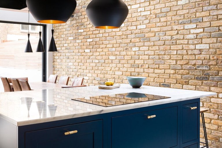 Classy Sapphire Kitchen: Navy Blue and Brass Revitalizes Traditional ...