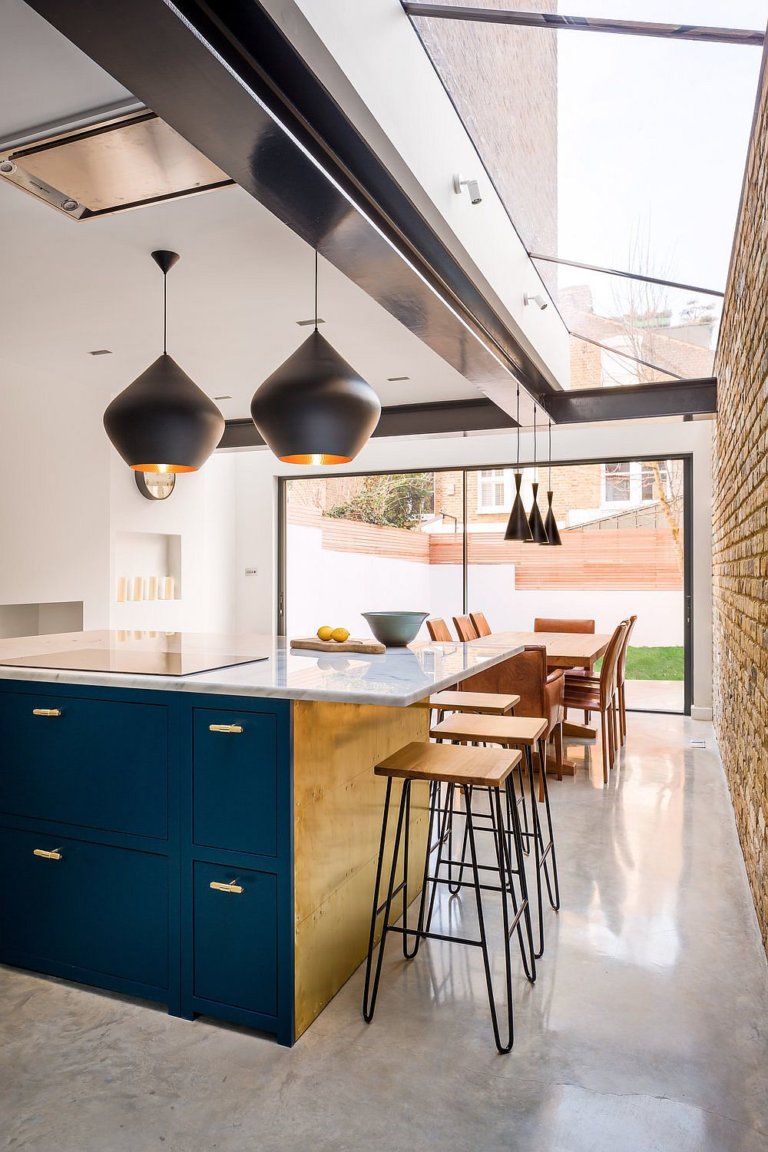 Classy Sapphire Kitchen: Navy Blue and Brass Revitalizes Traditional ...