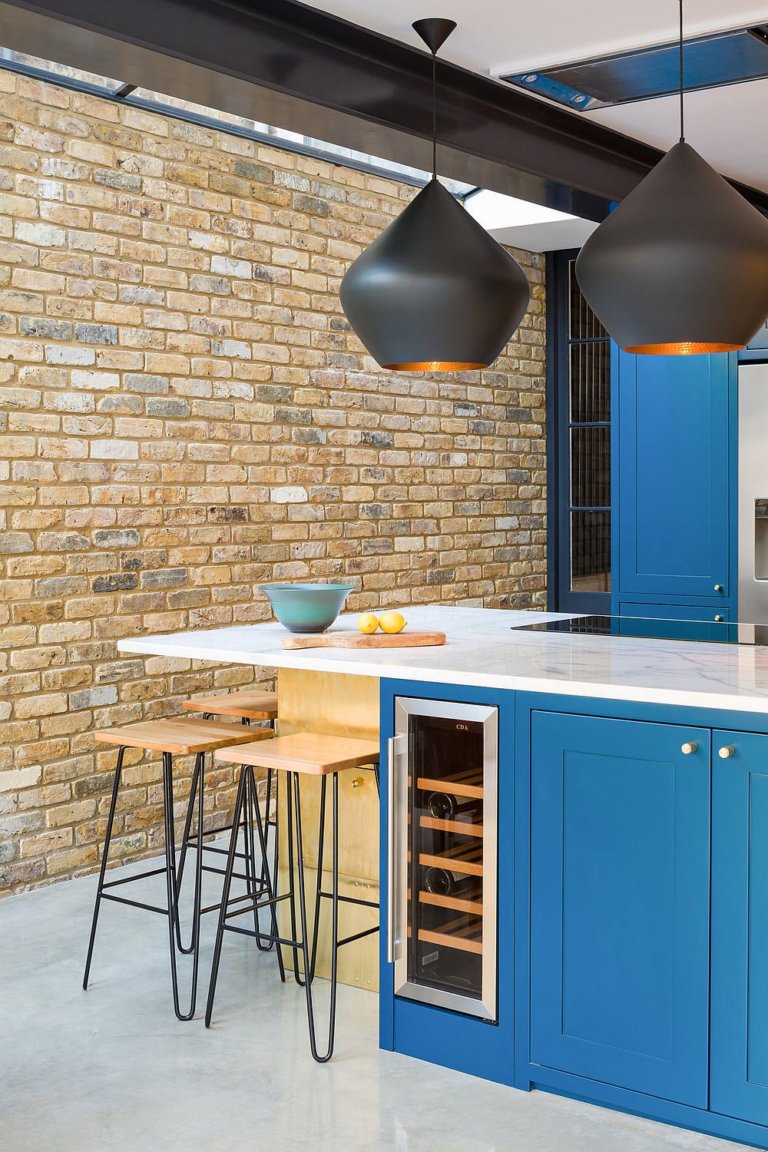 Classy Sapphire Kitchen: Navy Blue and Brass Revitalizes Traditional ...