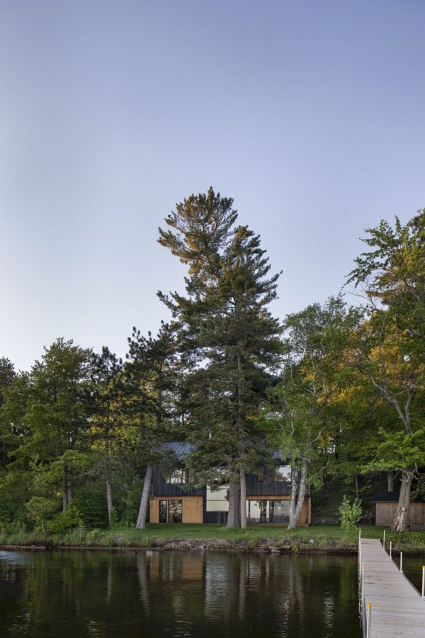 Built for an Active Lifestyle: Lakeside Cabin in Canada with a Dashing ...
