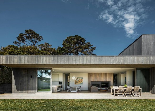 Relaxing Modern Seaside Home Down Under Blends in with the Landscape ...