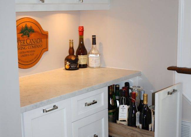 15 Photos That Will Inspire You To Convert That Small Space Into A Bar Decoist