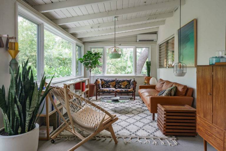 Embrace the Warmth of Summer With These Stylish Sunrooms | Decoist